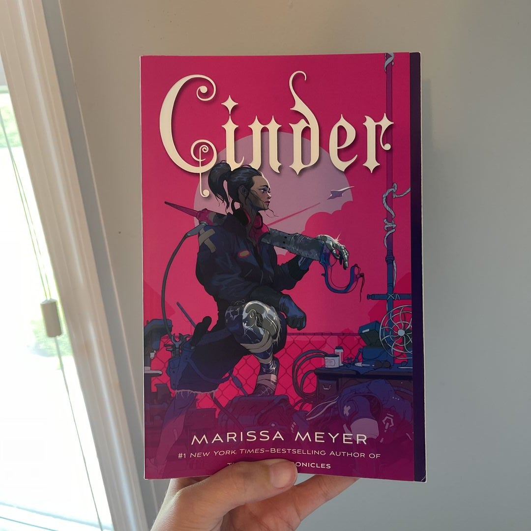 Cinder by Marissa Meyer, Paperback | Pangobooks