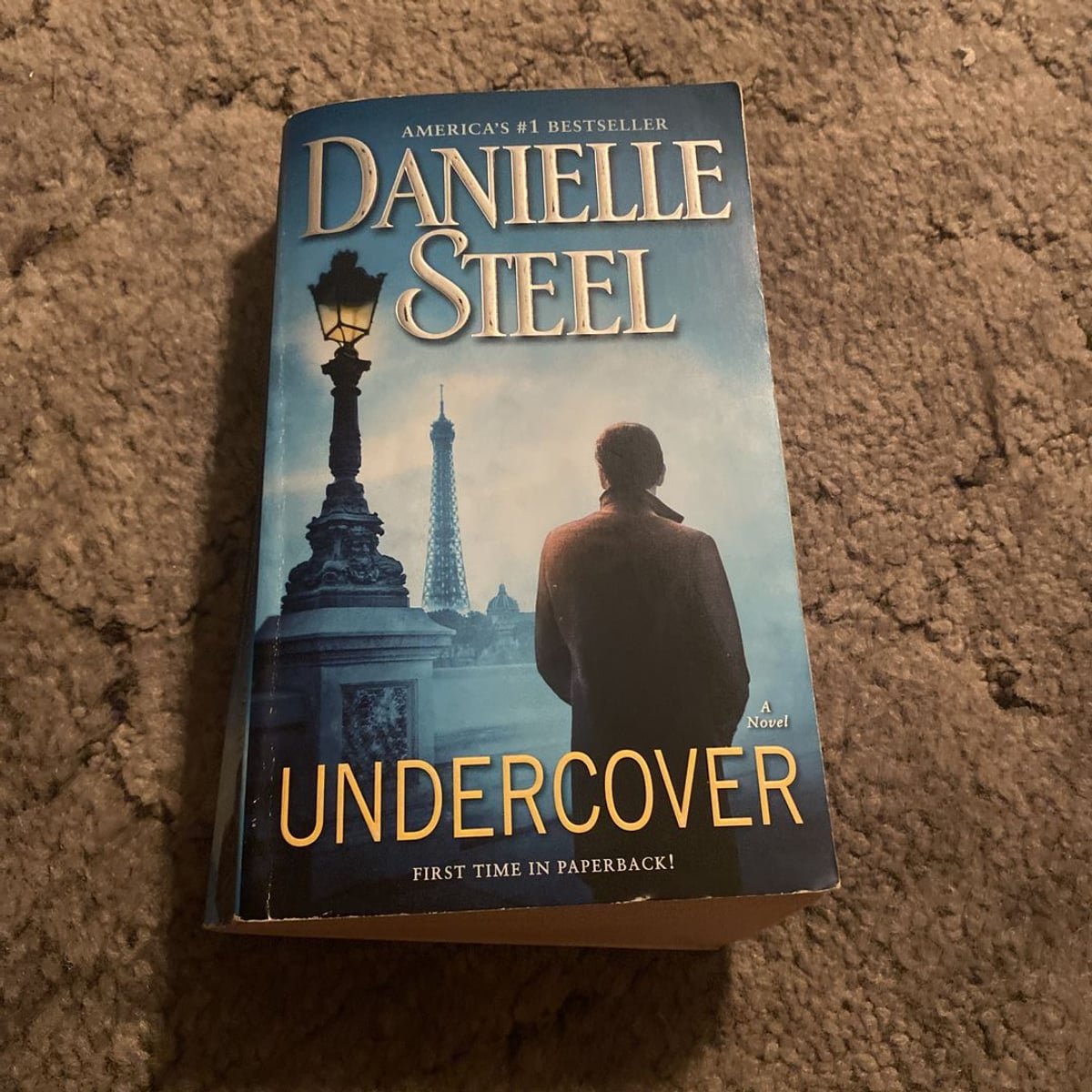 Undercover by Danielle Steel, Paperback | Pangobooks