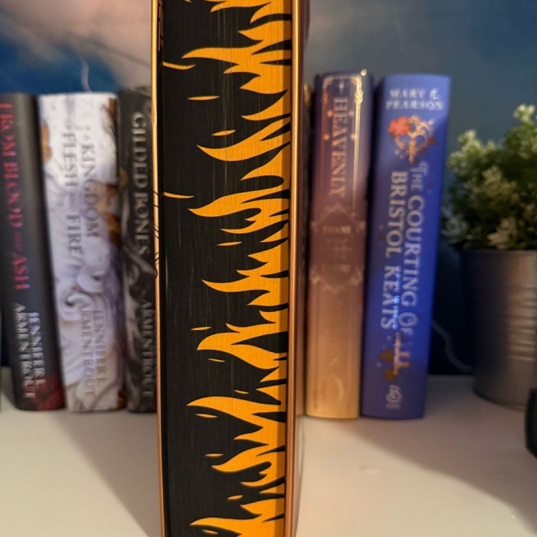 Iron Flame Flame Sprayed Edges by Rebecca Yarros , Hardcover | Pangobooks