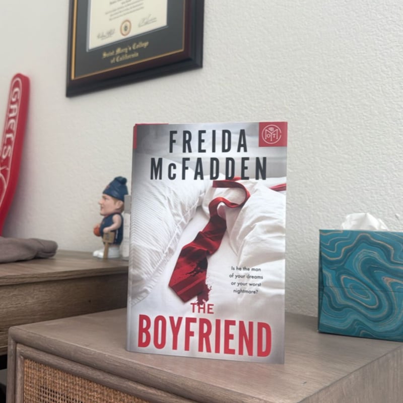 The Boyfriend by Freida McFadden, Hardcover | Pangobooks
