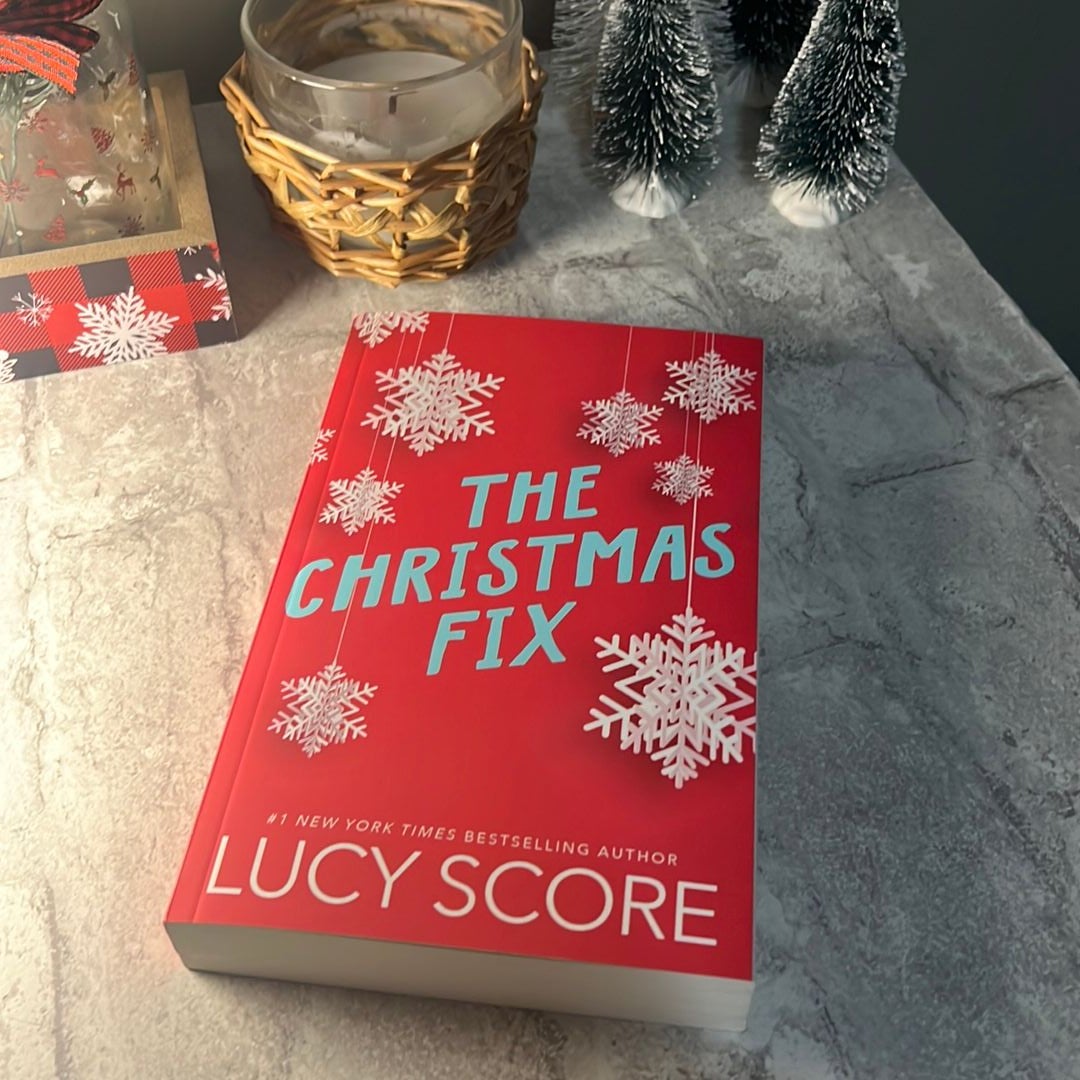 The Christmas Fix by Lucy Score, Paperback | Pangobooks