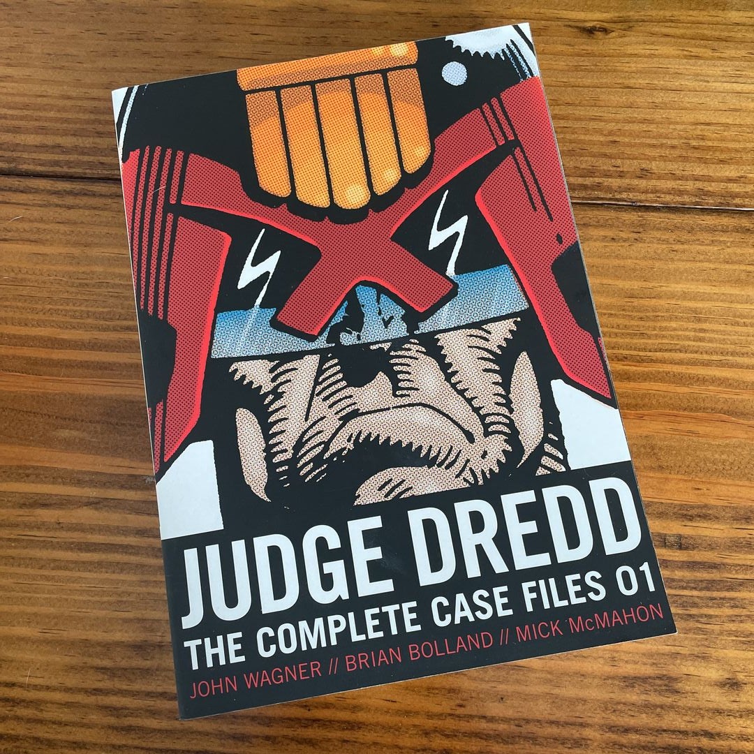 Judge Dredd: the Complete Case Files 01 by John Wagner