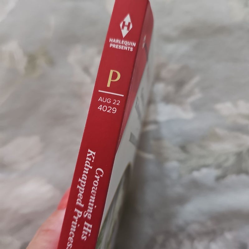 Crowning His Kidnapped Princess by Michelle Smart