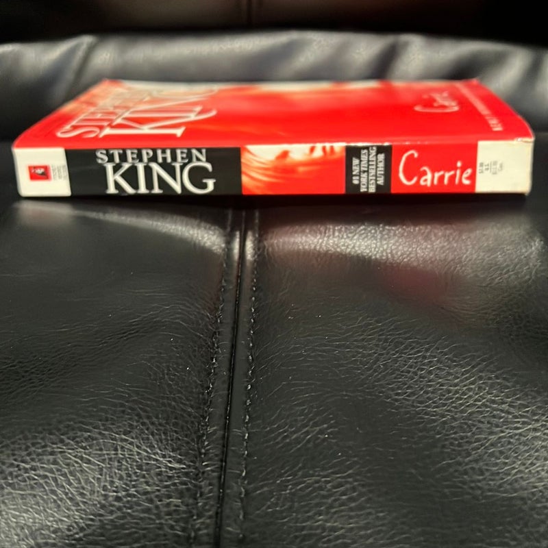 Carrie by Stephen King, Paperback | Pangobooks