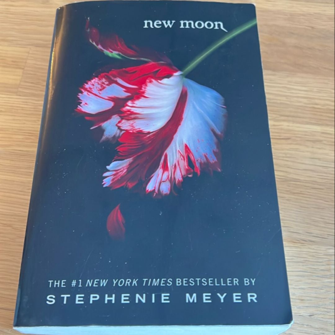 New Moon by Stephenie Meyer, Paperback | Pangobooks