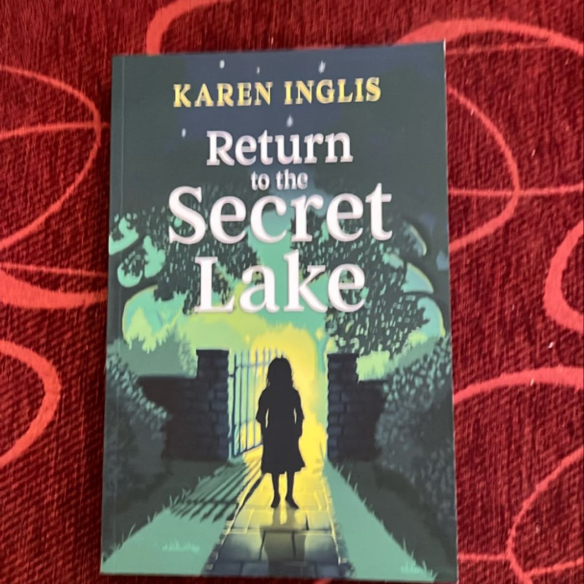 Return to the Secret Lake by Karen Inglis, Stuart Bache