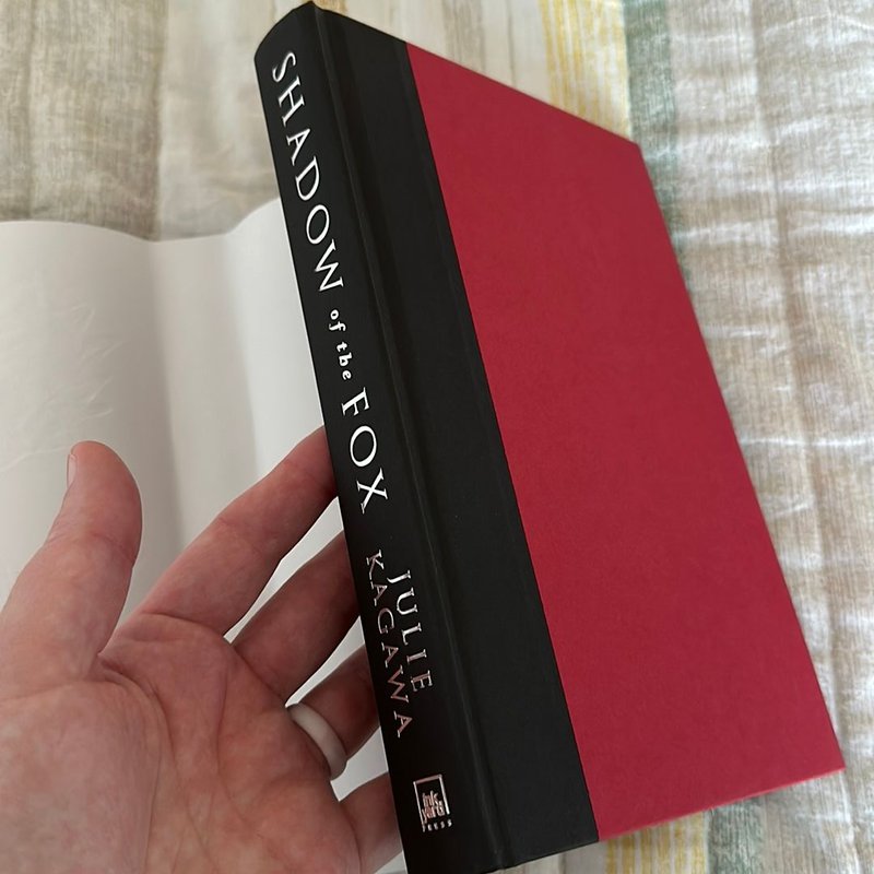 Shadow of the Fox by Julie Kagawa, Hardcover | Pangobooks