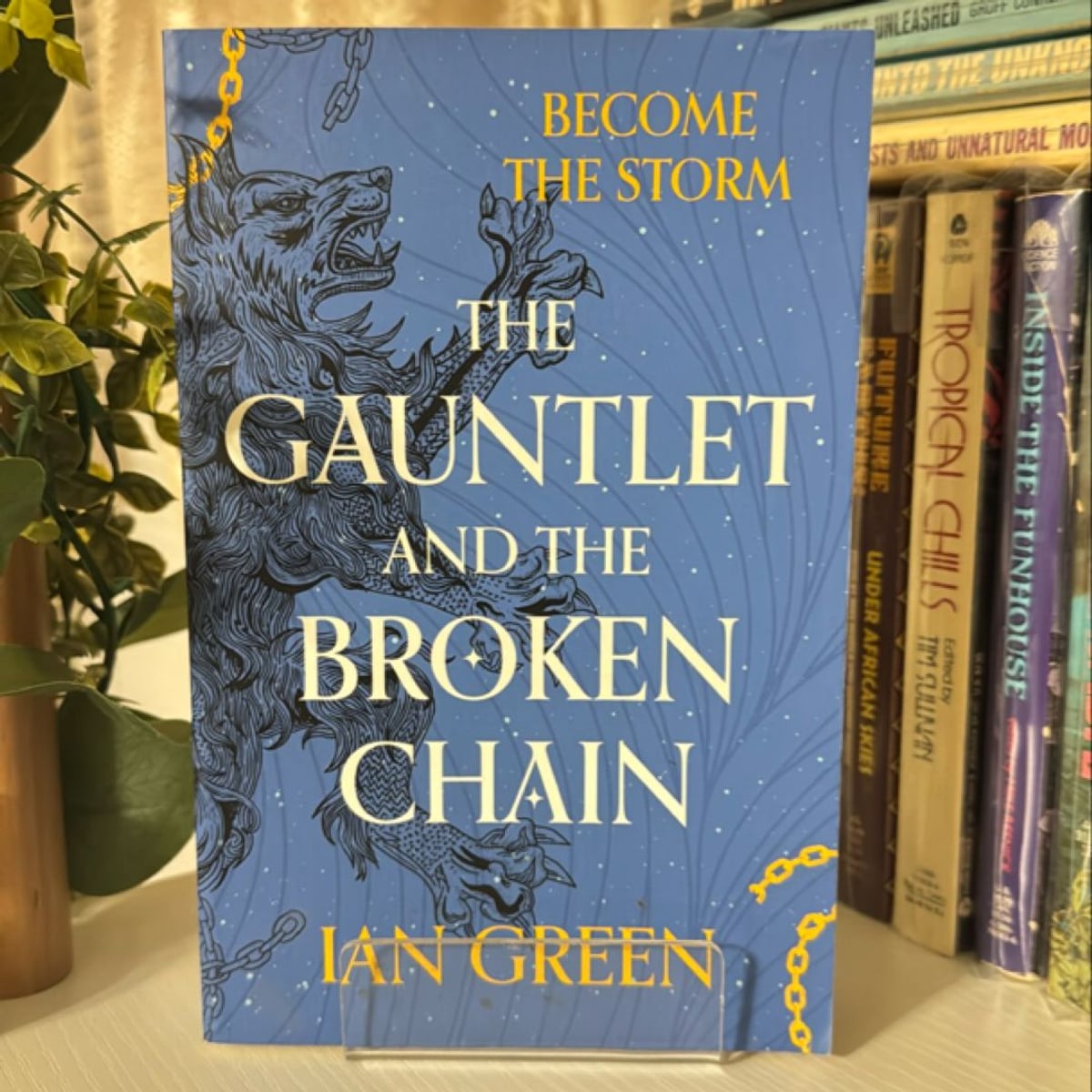 The Gauntlet and the Broken Chain by Ian Green