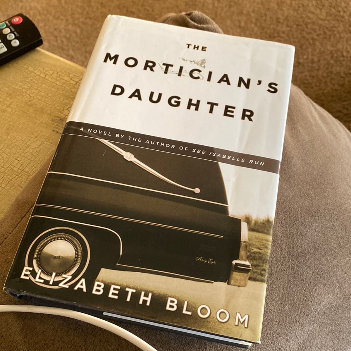 The Mortician's Daughter by Elizabeth Bloom, Hardcover | Pangobooks