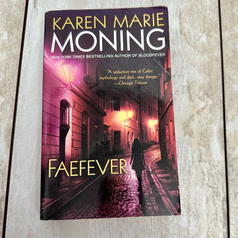 Faefever by Karen Marie Moning, Paperback | Pangobooks
