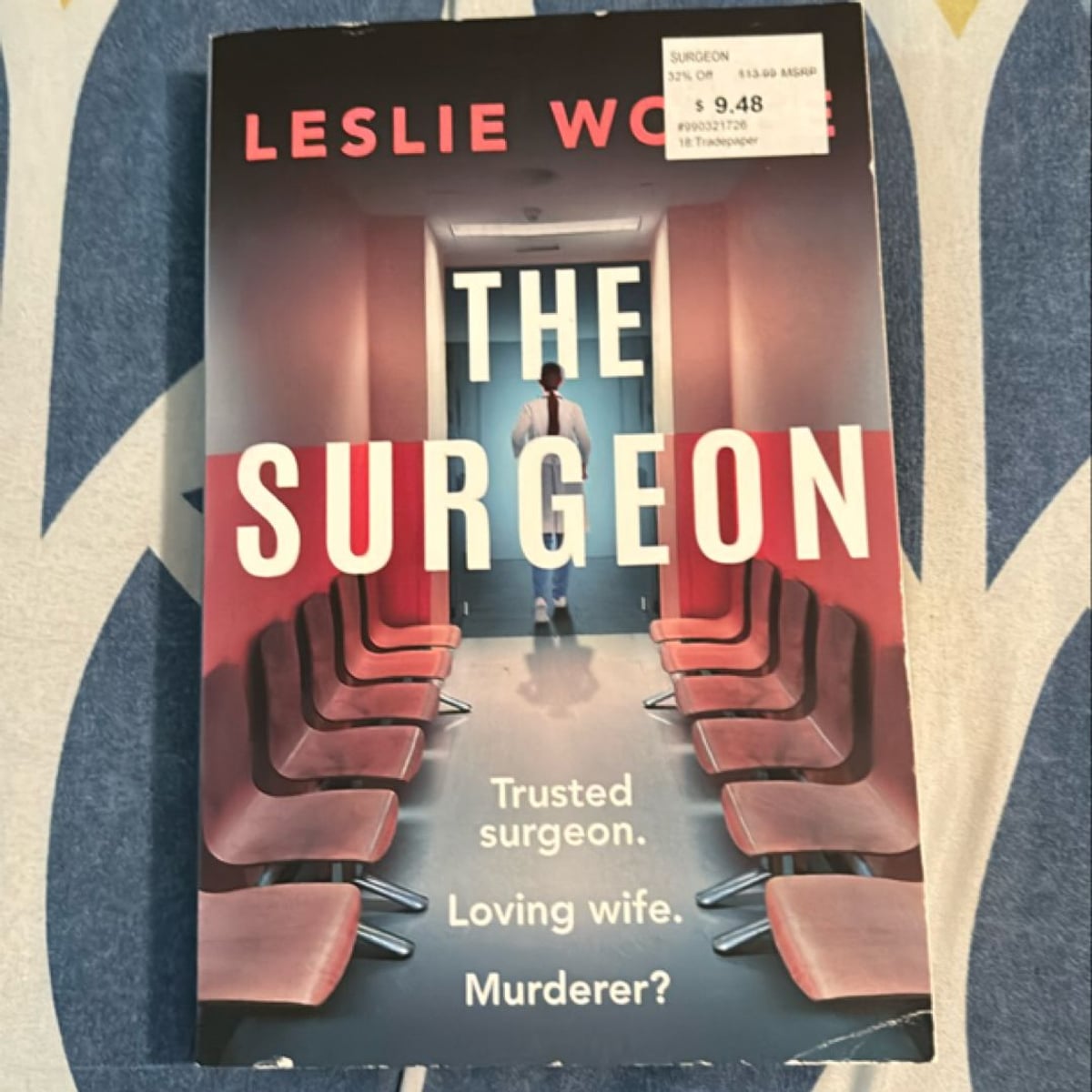 The Surgeon by Leslie Wolfe, Paperback | Pangobooks