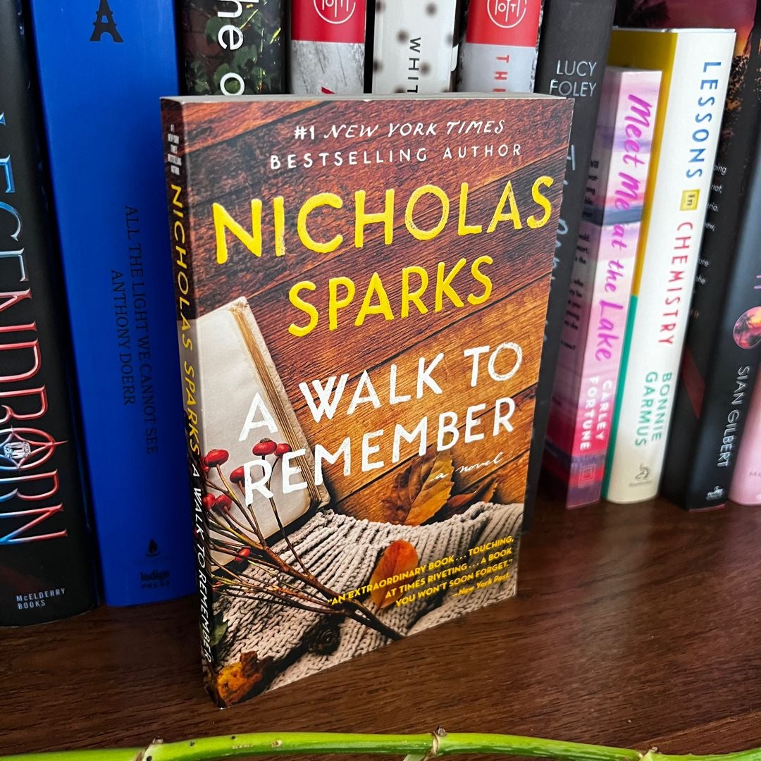 A Walk to Remember by Nicholas Sparks, Paperback | Pangobooks