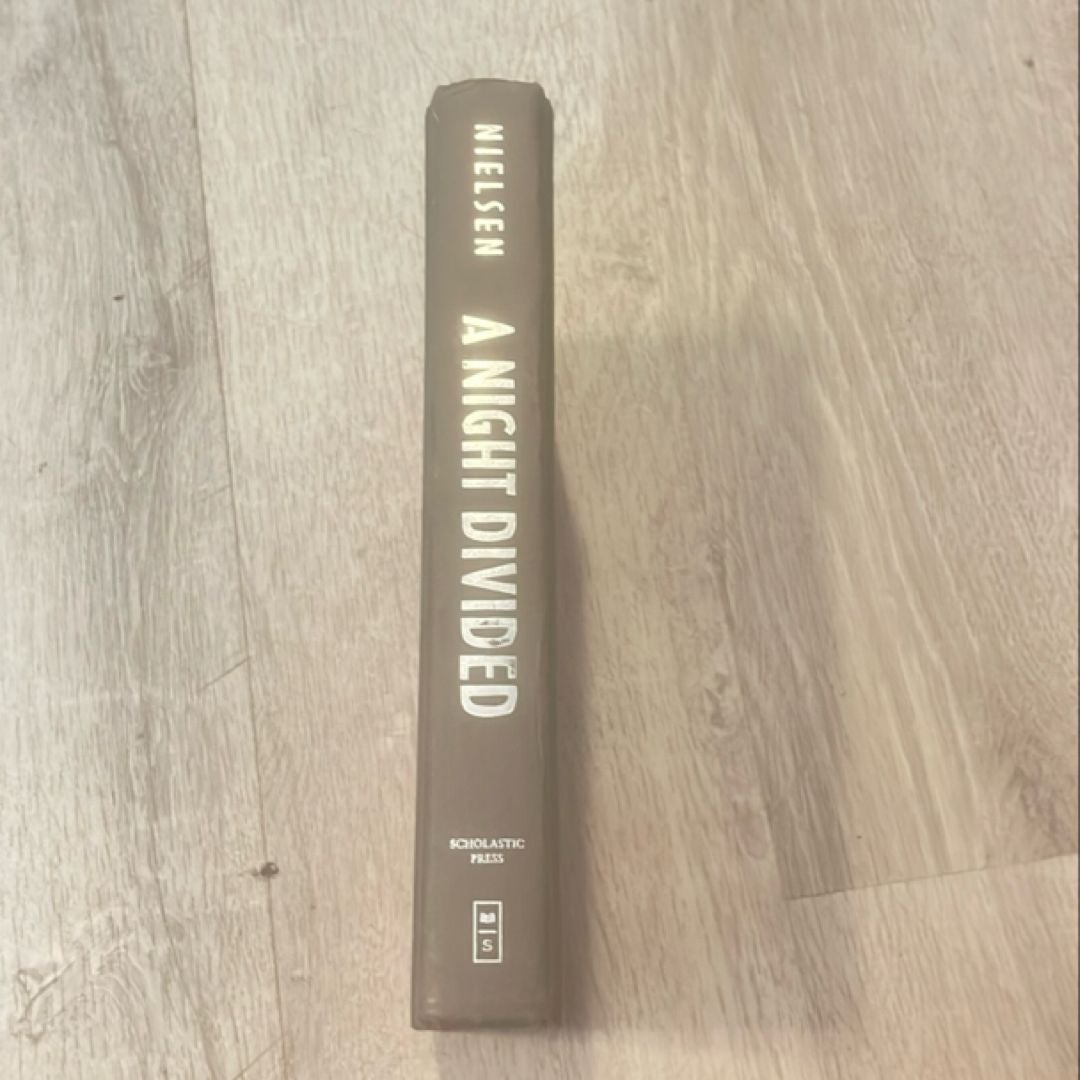 A night Divided by Jennifer A Nielsen, Hardcover | Pangobooks