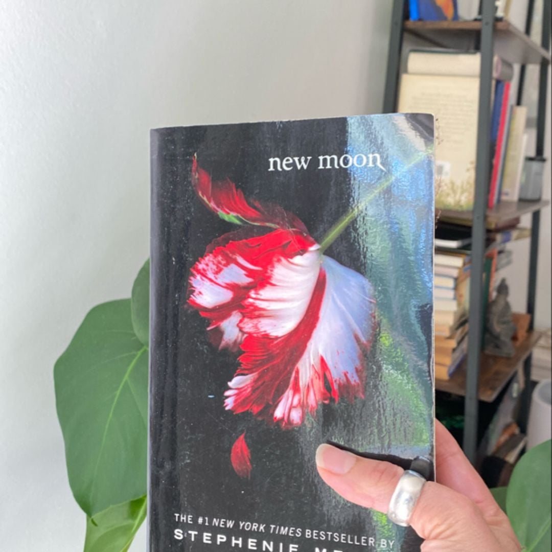 New Moon by Stephenie Meyer, Paperback | Pangobooks