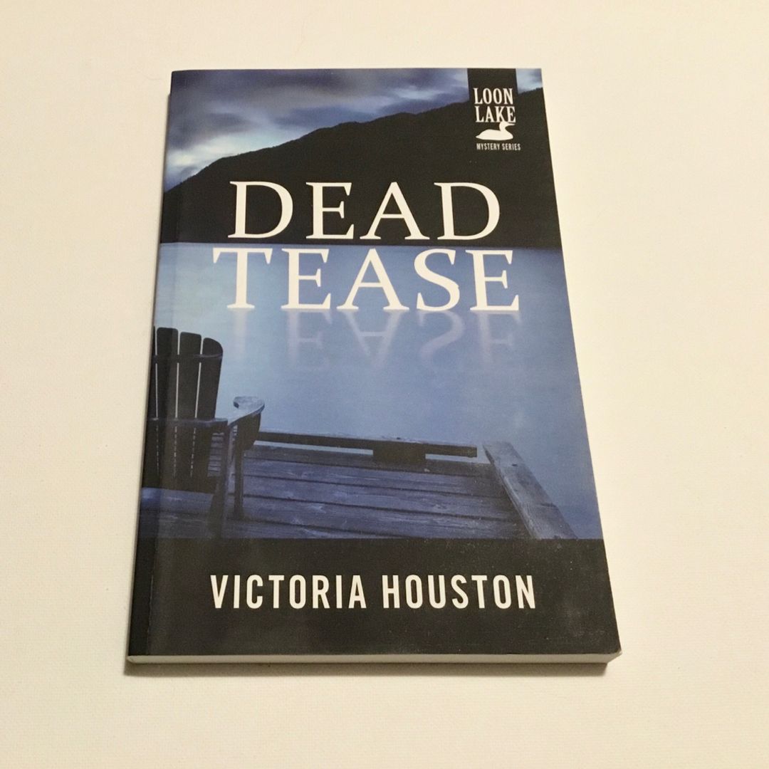 Dead Tease by Victoria Houston, Paperback | Pangobooks