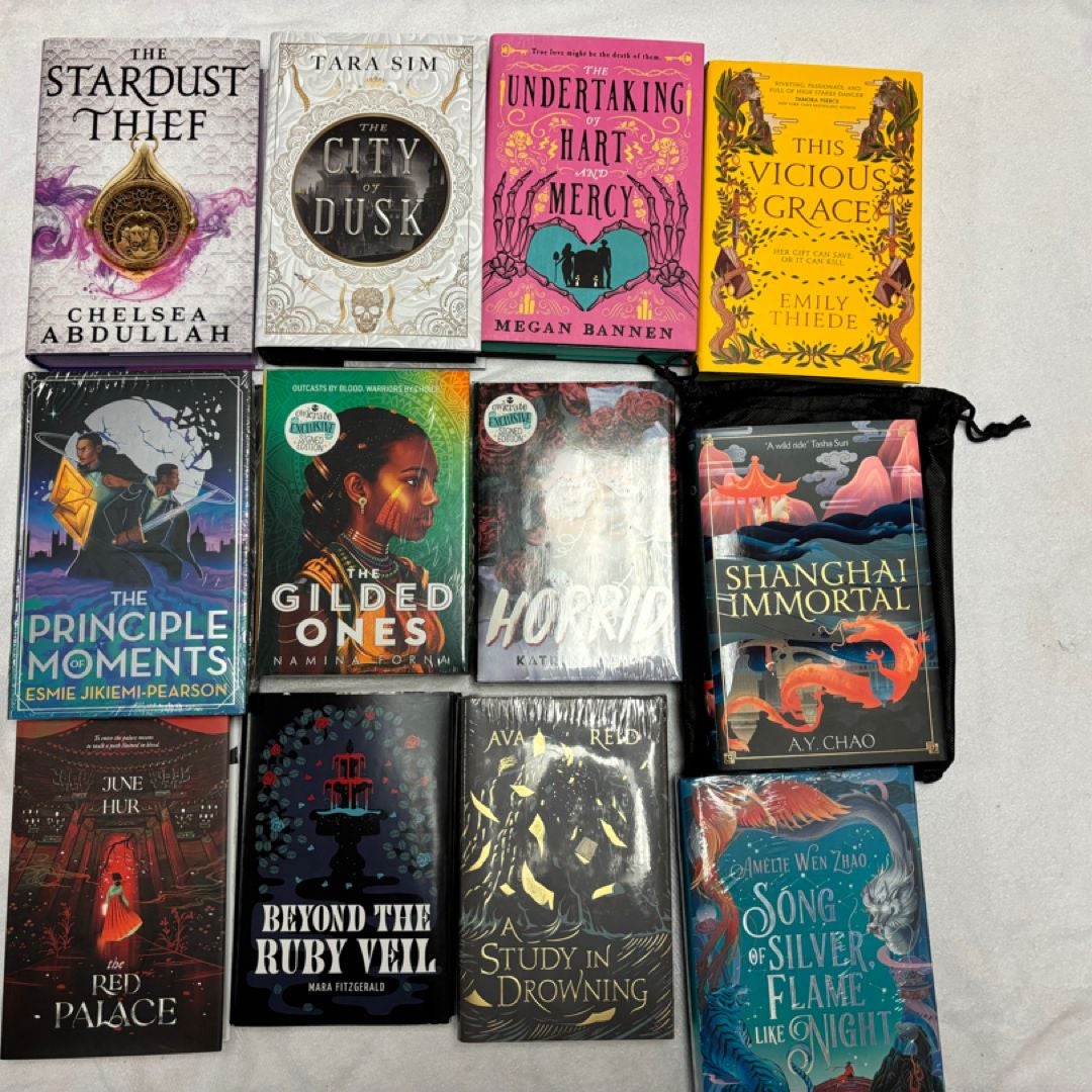 Box with 12 books and 30 goodies from Bookish box, Illumicrate ...