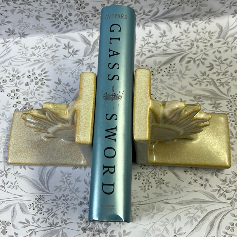 Glass Sword by Victoria Aveyard, Hardcover | Pangobooks