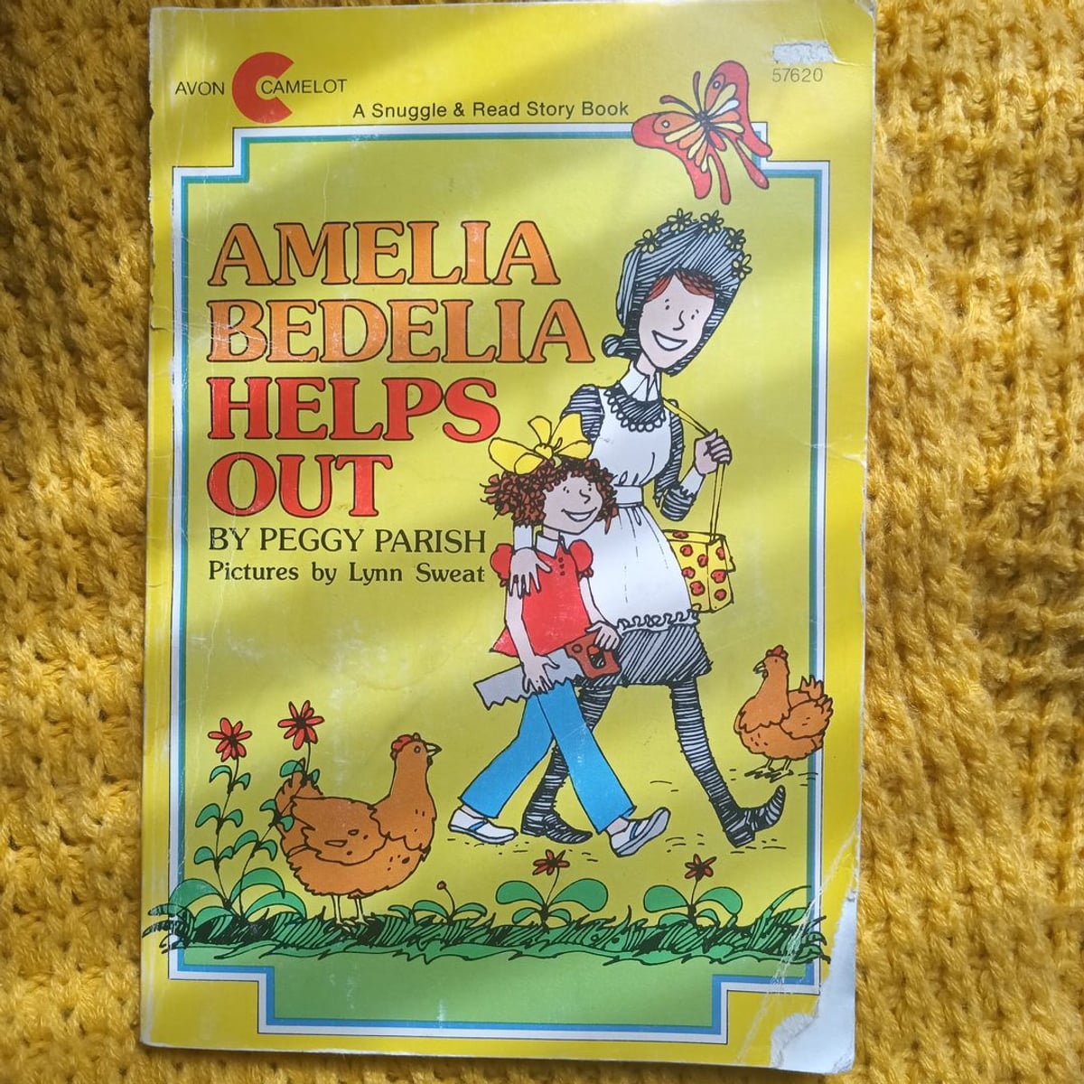 Amalia Bedelia Helps Out by Peggy Walsh, Paperback | Pangobooks