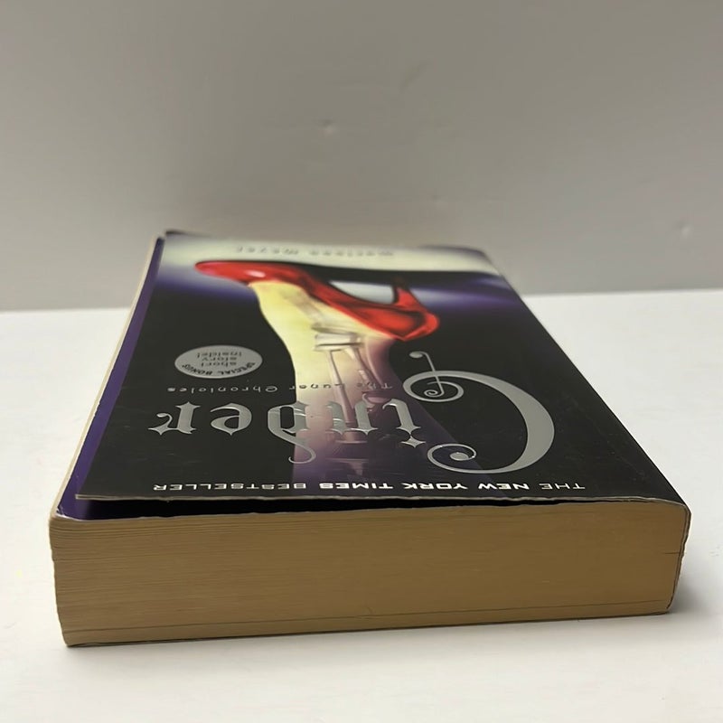 Cinder (Lunar Chronicles, Book 1) by Marissa Meyer, Paperback | Pangobooks
