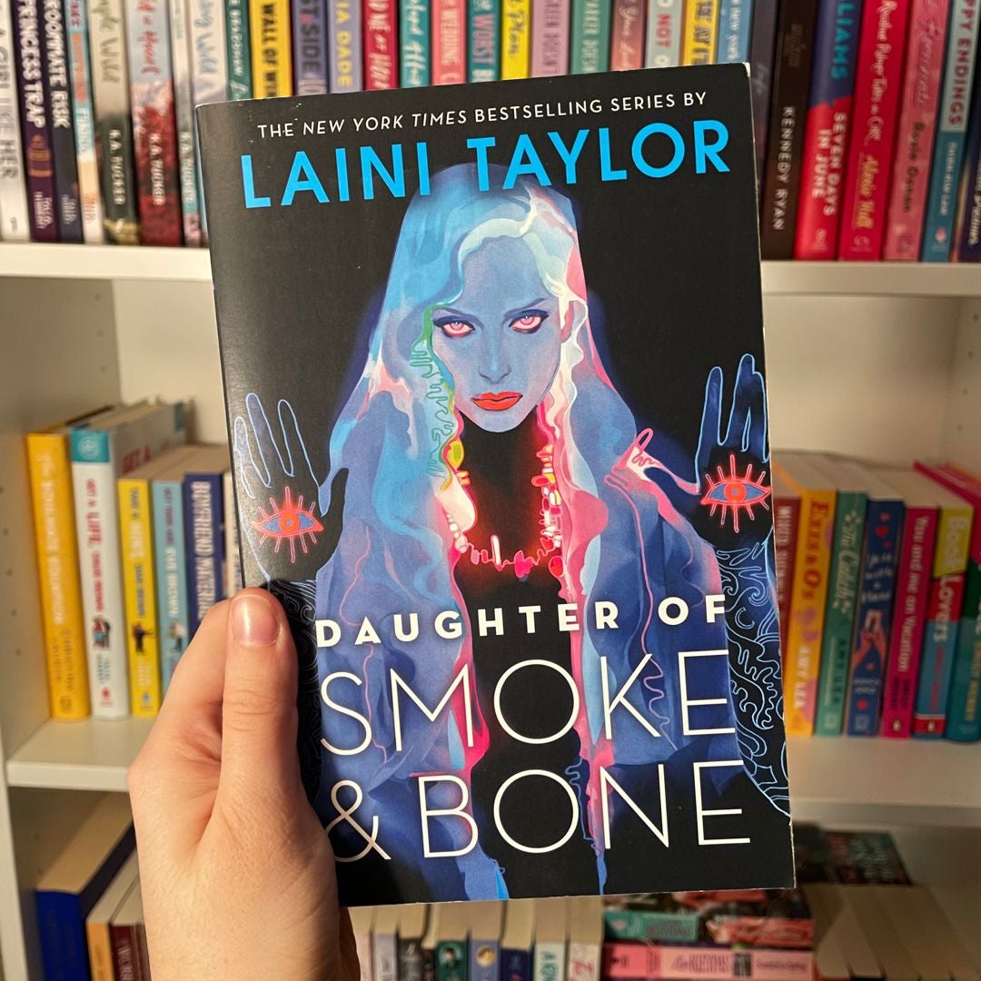 Daughter of Smoke and Bone by Laini Taylor, Paperback | Pangobooks