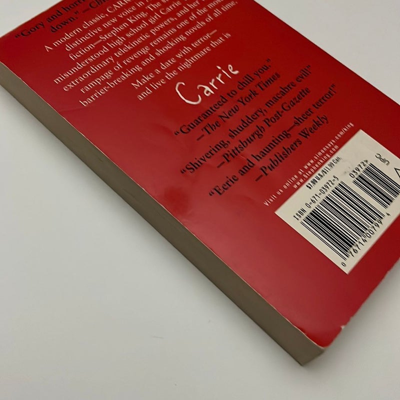 Carrie by Stephen King , Paperback | Pangobooks