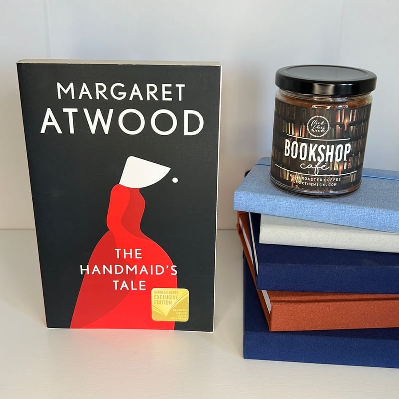The Handmaid’s Tale by Margaret Atwood, Paperback | Pangobooks