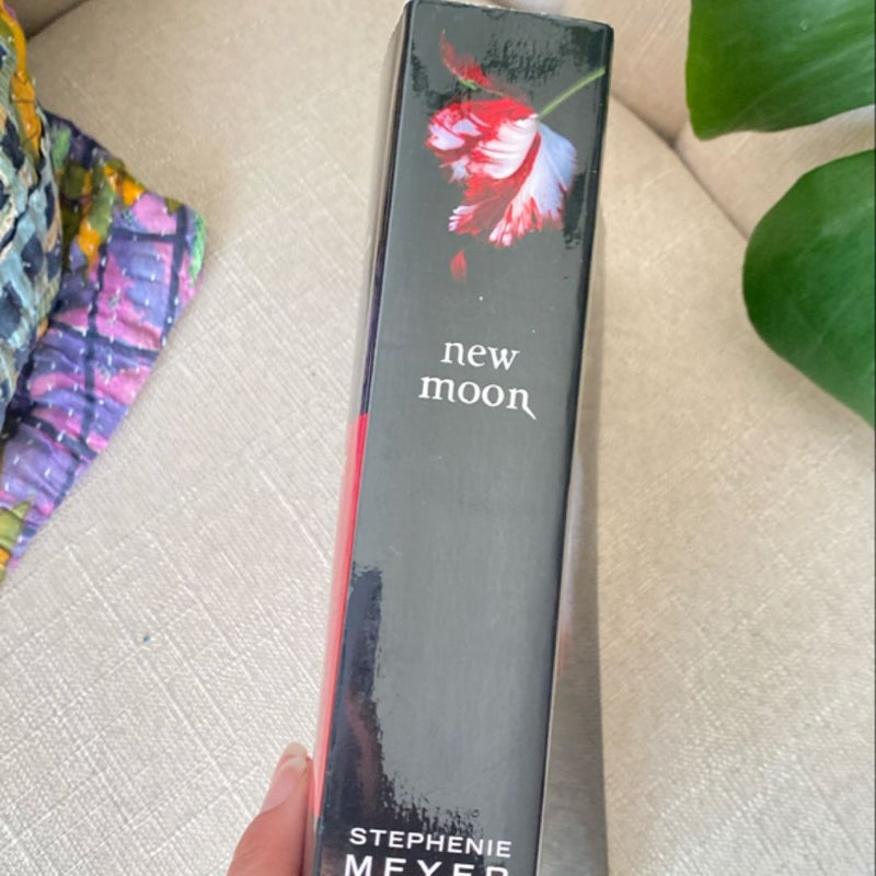 New Moon by Stephenie Meyer, Paperback | Pangobooks