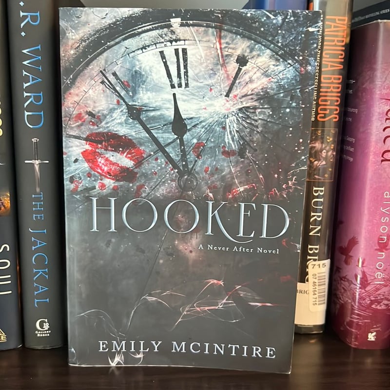 Hooked by Emily McIntire, Paperback | Pangobooks