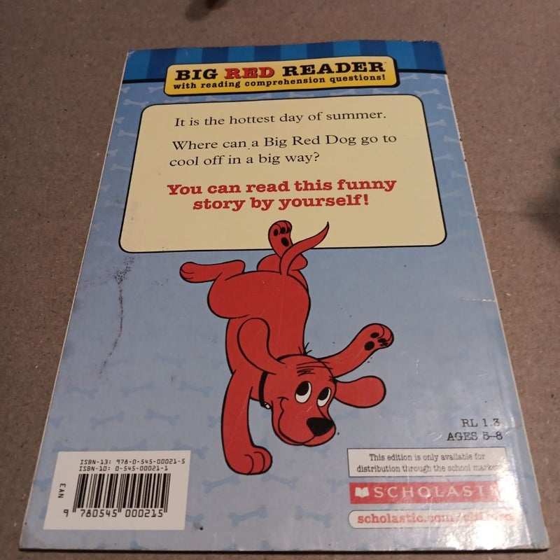 Clifford Makes a Splash by Quinlan B. Lee, Norman Bridwell