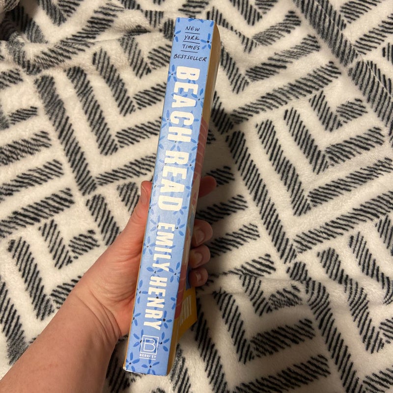 Beach Read by Emily Henry, Paperback | Pangobooks