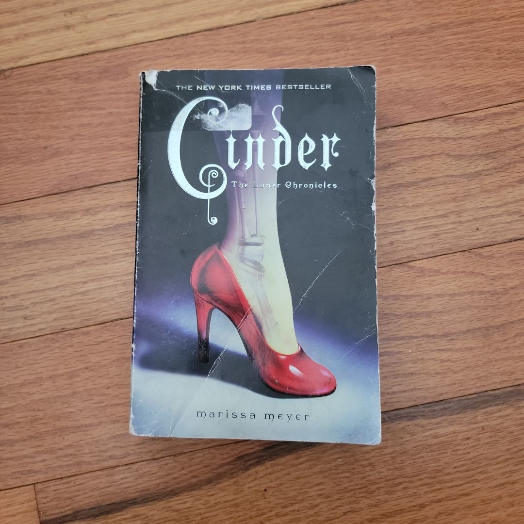 Cinder by Marissa meyer, Paperback | Pangobooks
