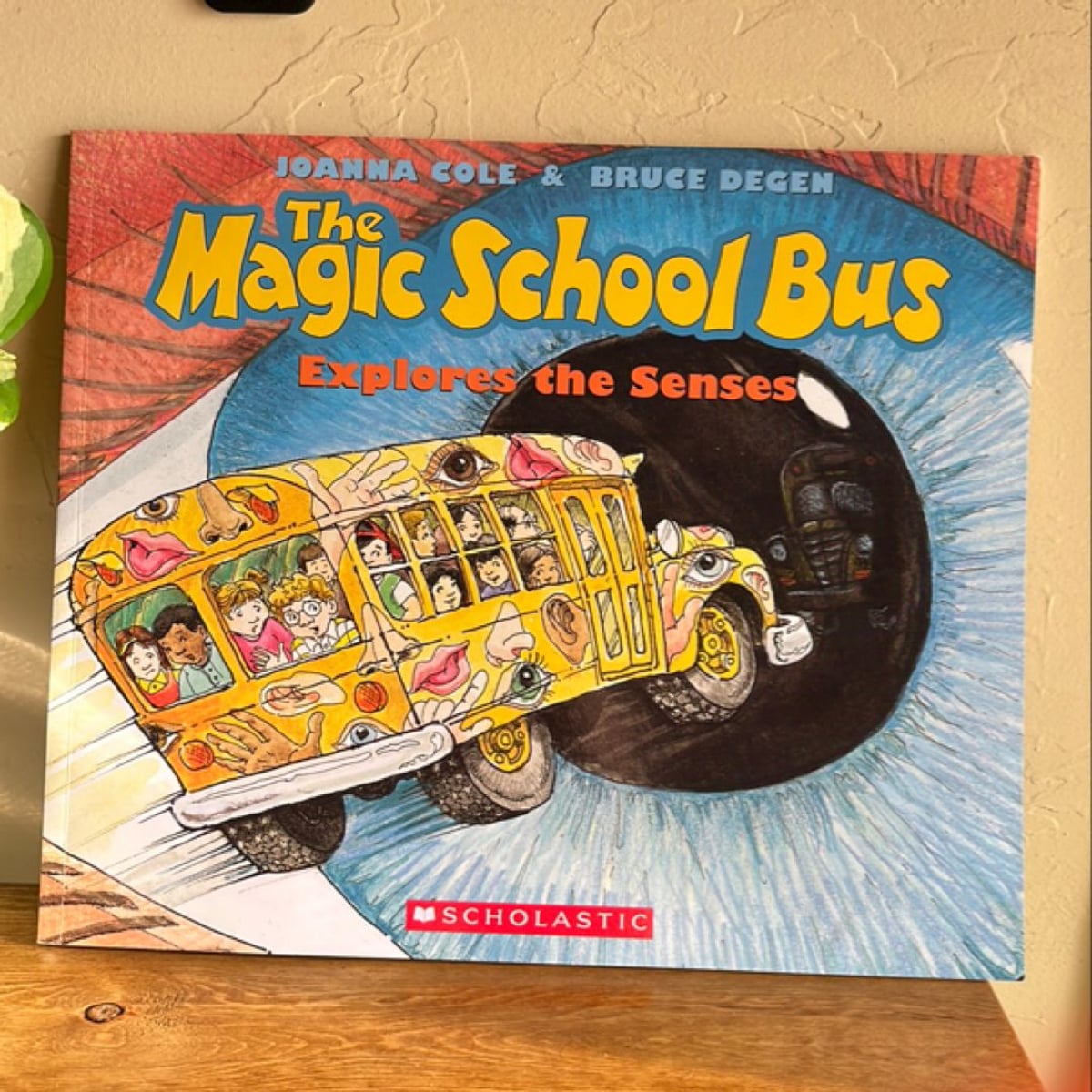 The Magic School Bus Explores the Senses by Joanna Cole