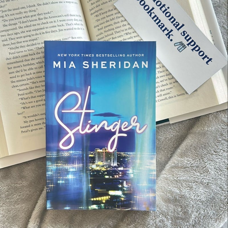Stinger by Mia Sheridan, Paperback | Pangobooks