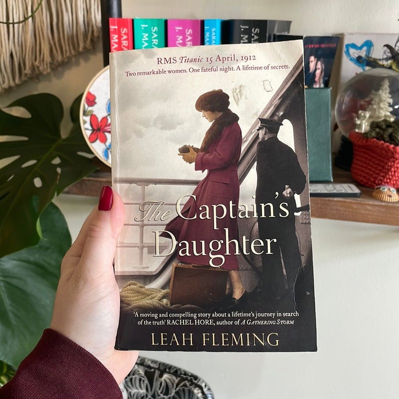 The Captain's Daughter by Leah Fleming, Paperback | Pangobooks