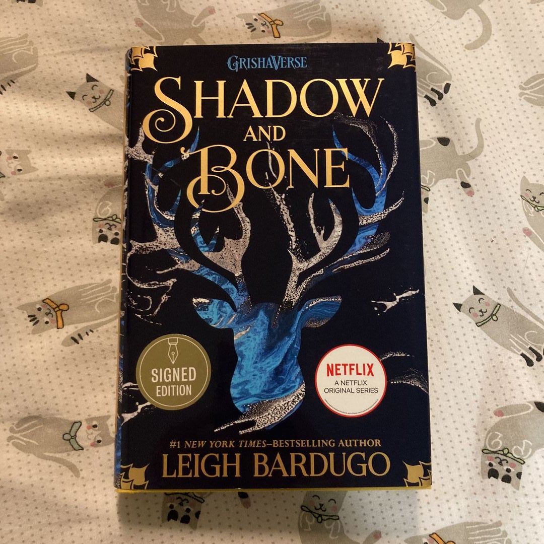 Shadow and Bone SIGNED by Leigh Bardugo, Hardcover | Pangobooks