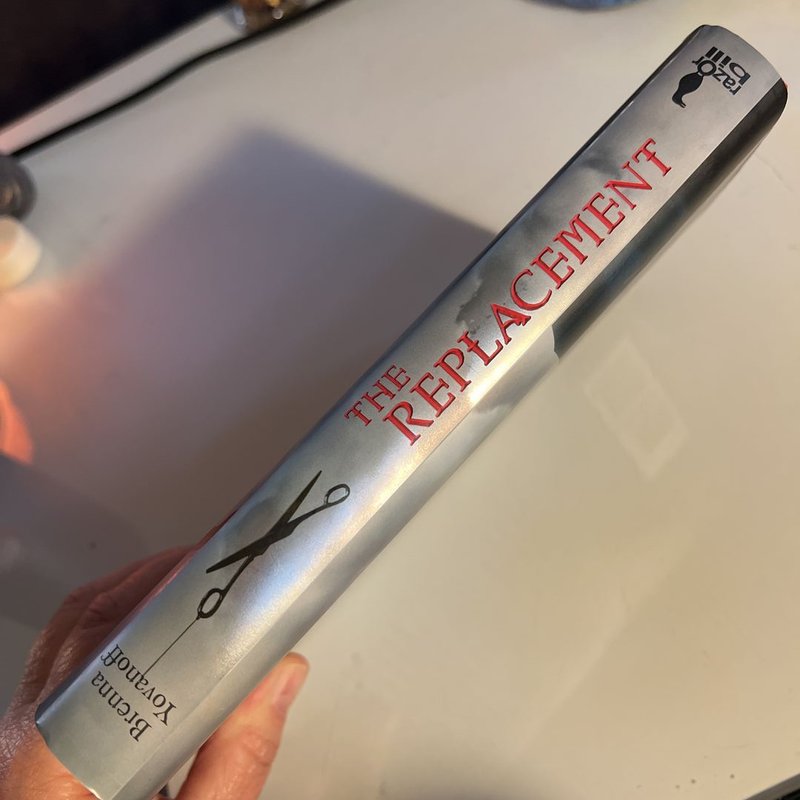 The Replacement by Brenna Yovanoff, Hardcover | Pangobooks