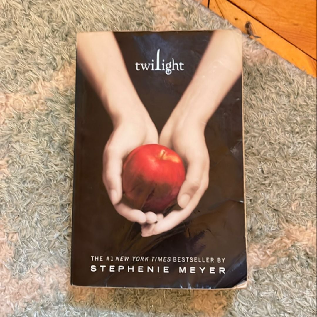 Twilight by Stephenie Meyer, Paperback | Pangobooks