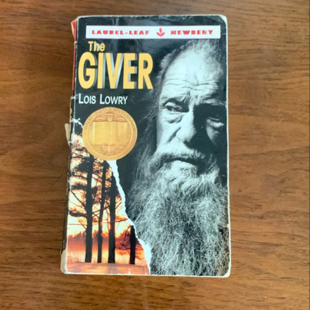The Giver by Lois Lowry, Paperback | Pangobooks