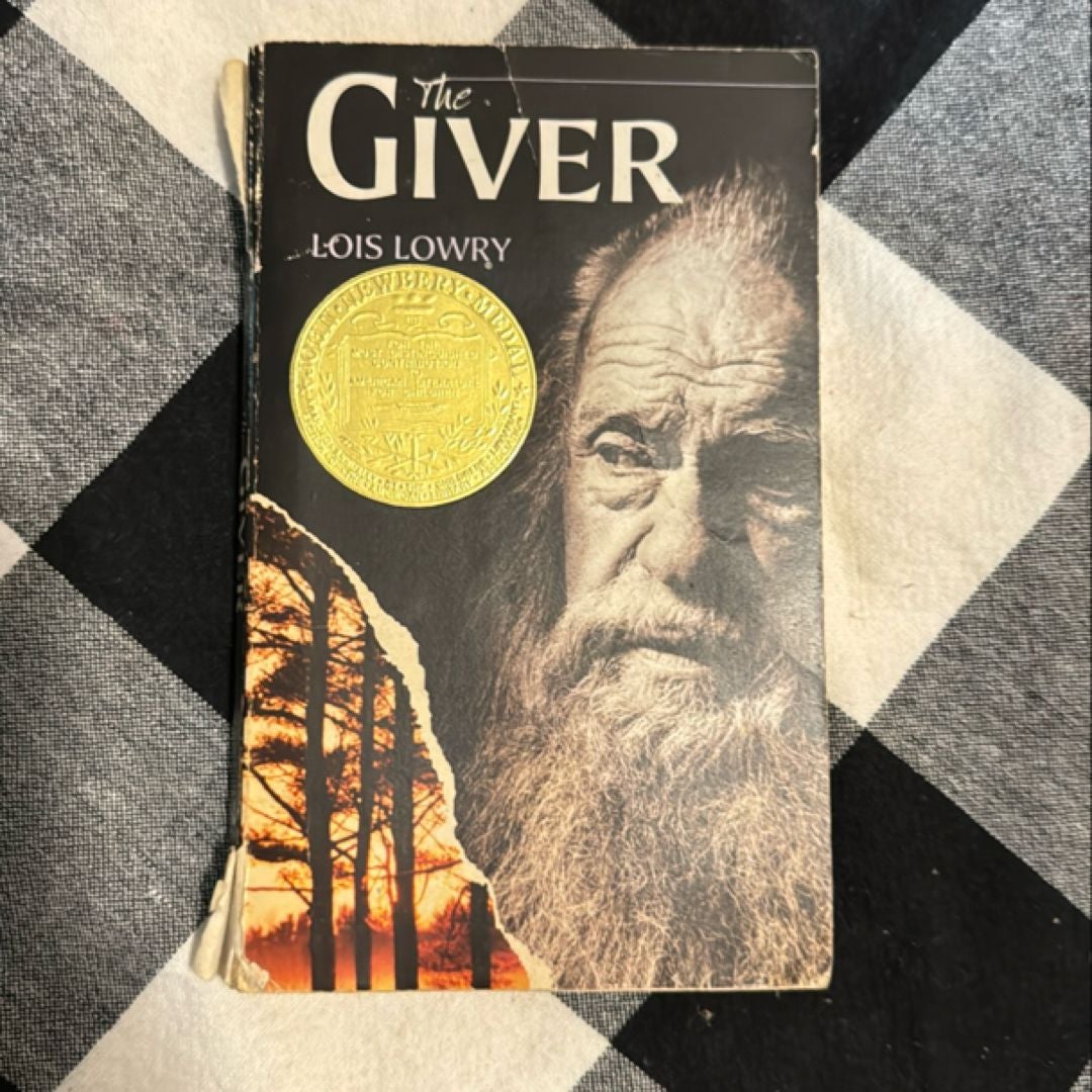 The Giver by Lois Lowry, Paperback | Pangobooks