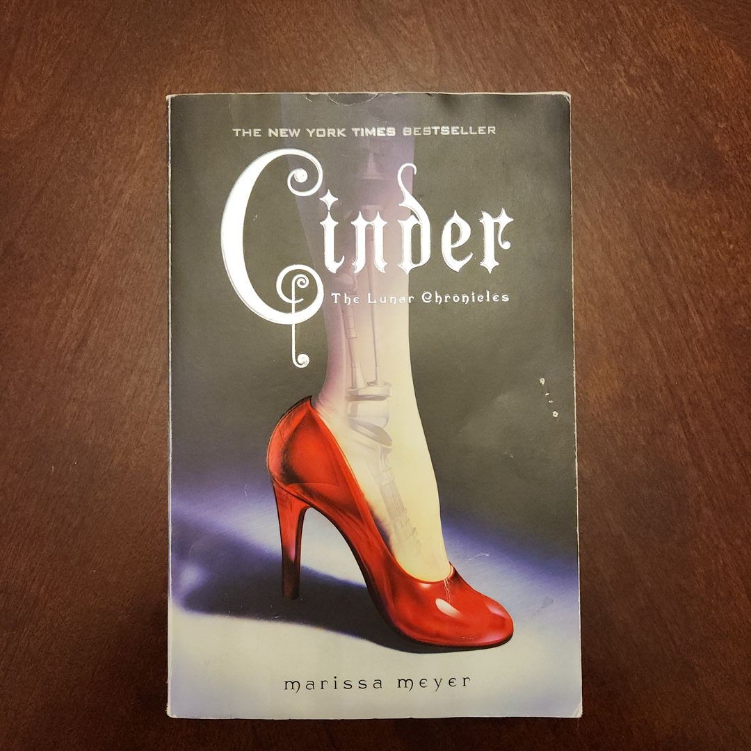 Cinder by Marissa Meyer, Paperback | Pangobooks