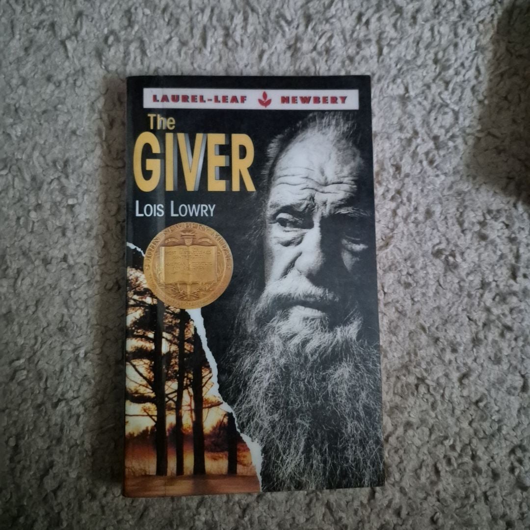 The Giver by Lois Lowry, Paperback | Pangobooks
