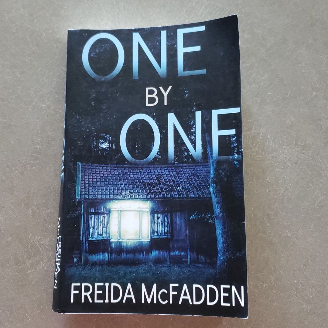 One By One by Freida McFadden , Paperback | Pangobooks