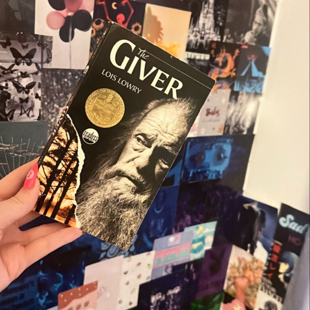 The Giver by Lois Lowry, Paperback | Pangobooks