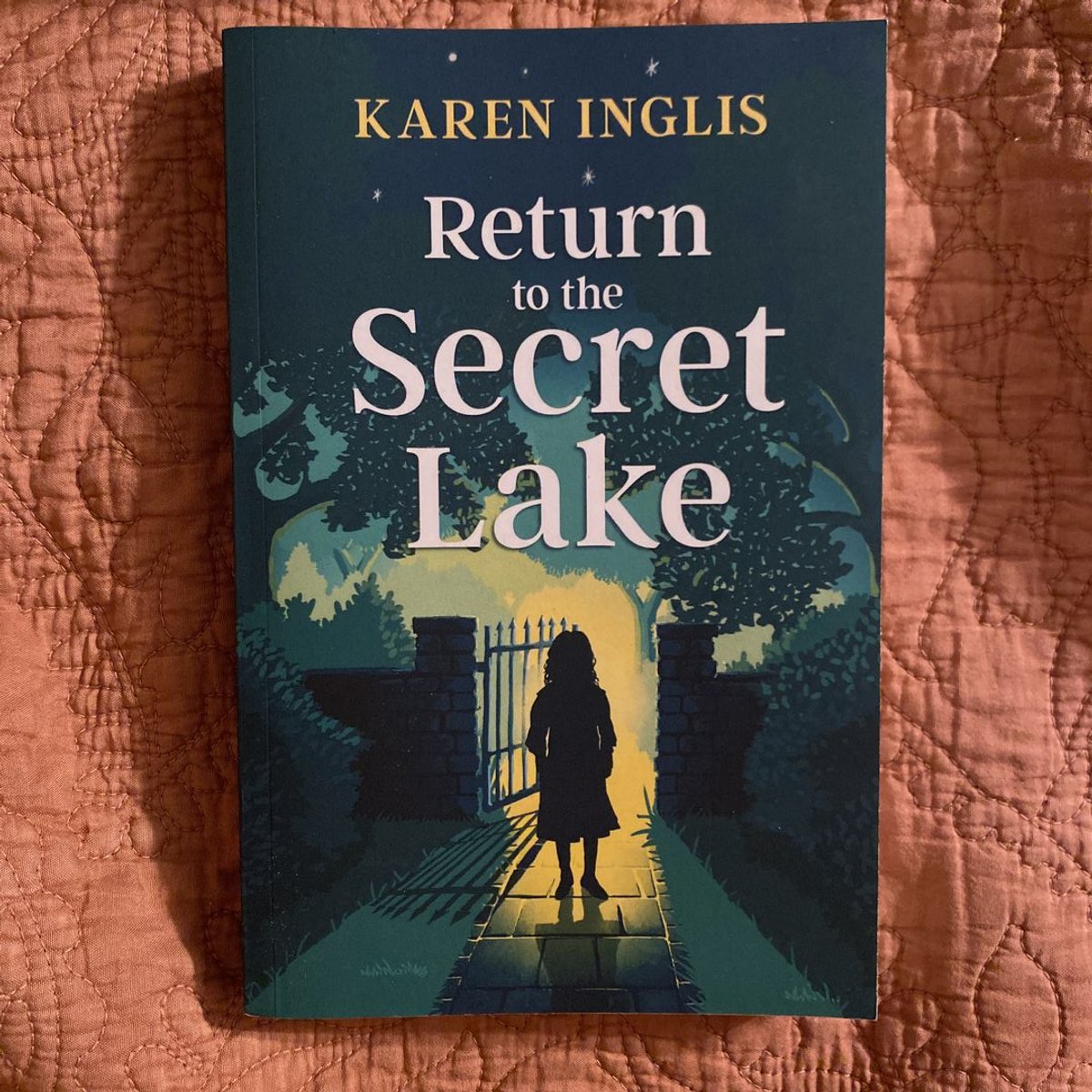 Return to the Secret Lake by Karen Inglis, Stuart Bache