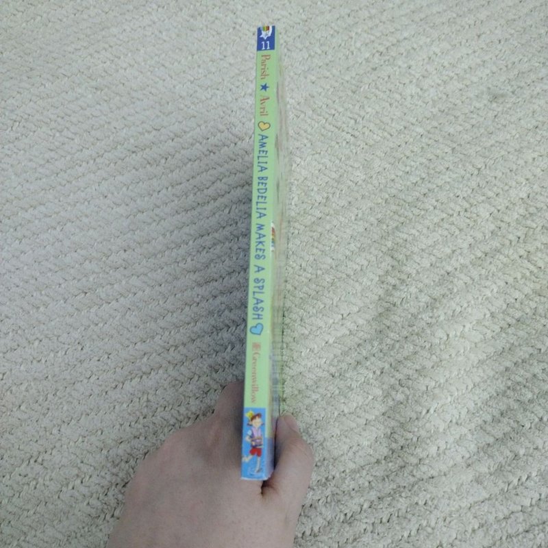 Amelia Bedelia Chapter Book (11) - Amelia Bedelia Makes a Splash by ...