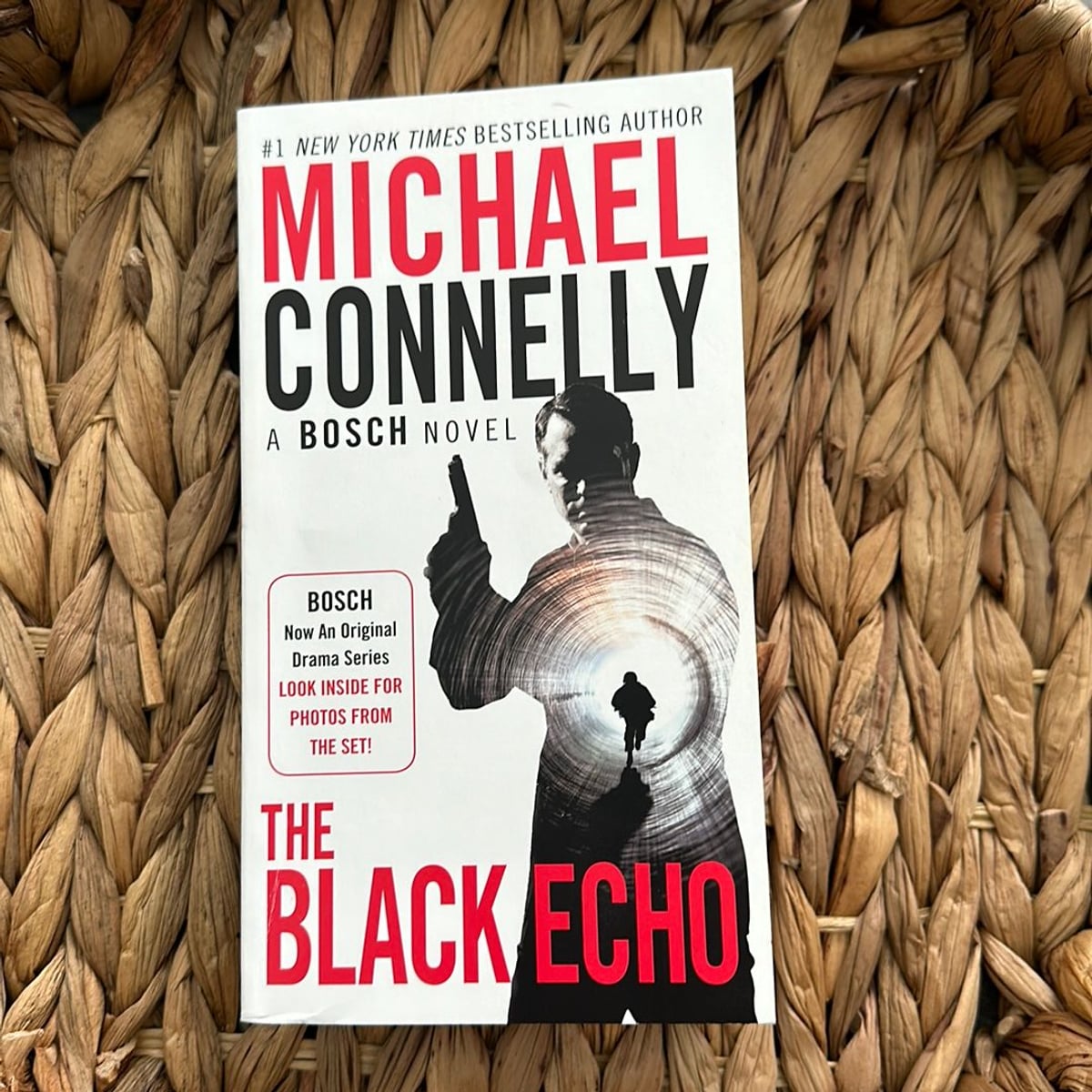 The Black Echo by Michael Connelly, Paperback | Pangobooks