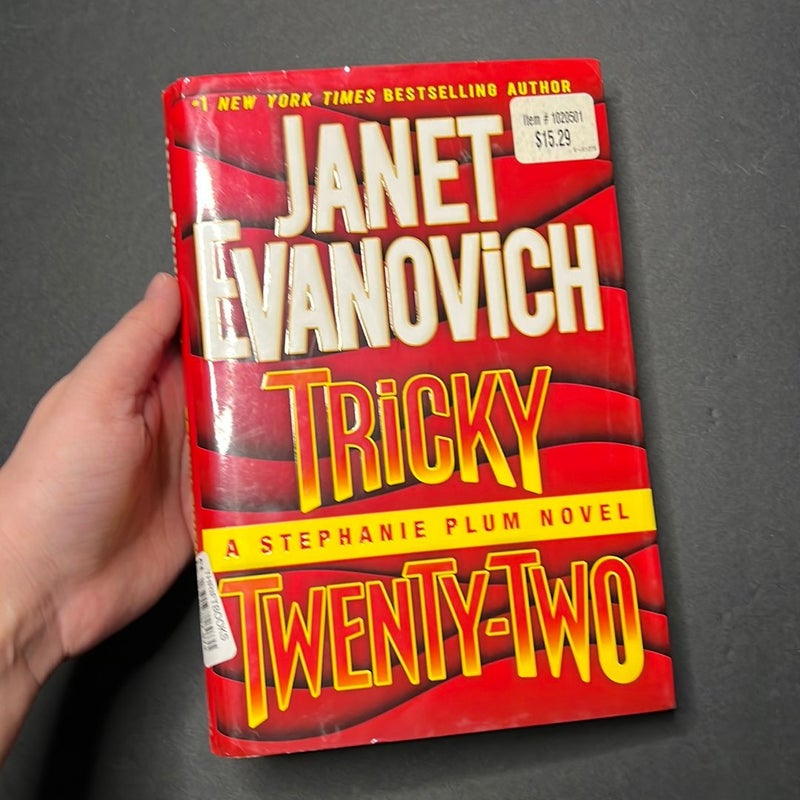 Tricky Twenty-Two by Janet Evanovich, Hardcover | Pangobooks