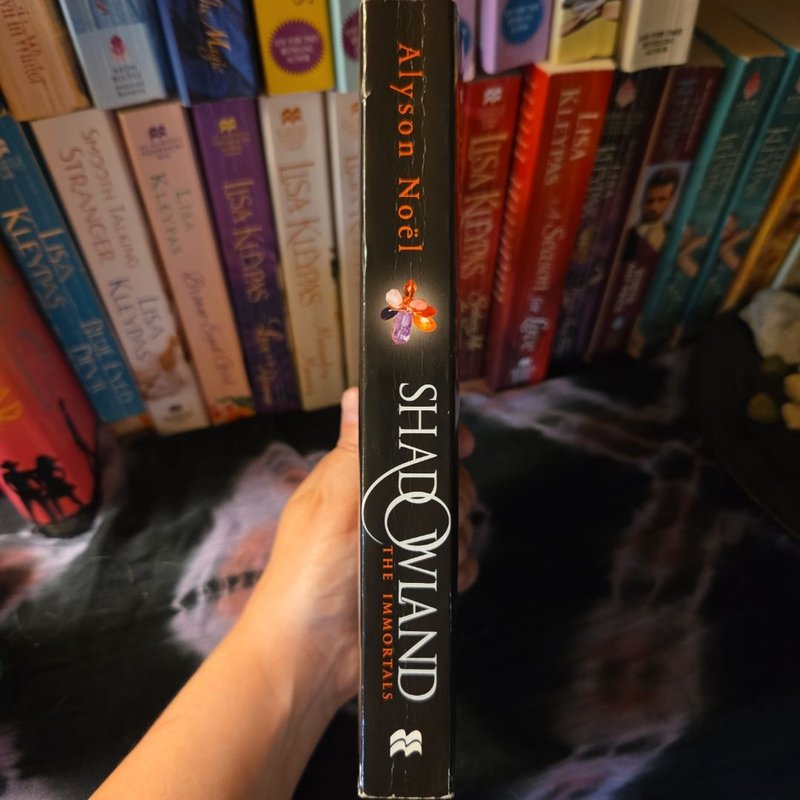 Shadowland by Alyson Noel, Paperback | Pangobooks