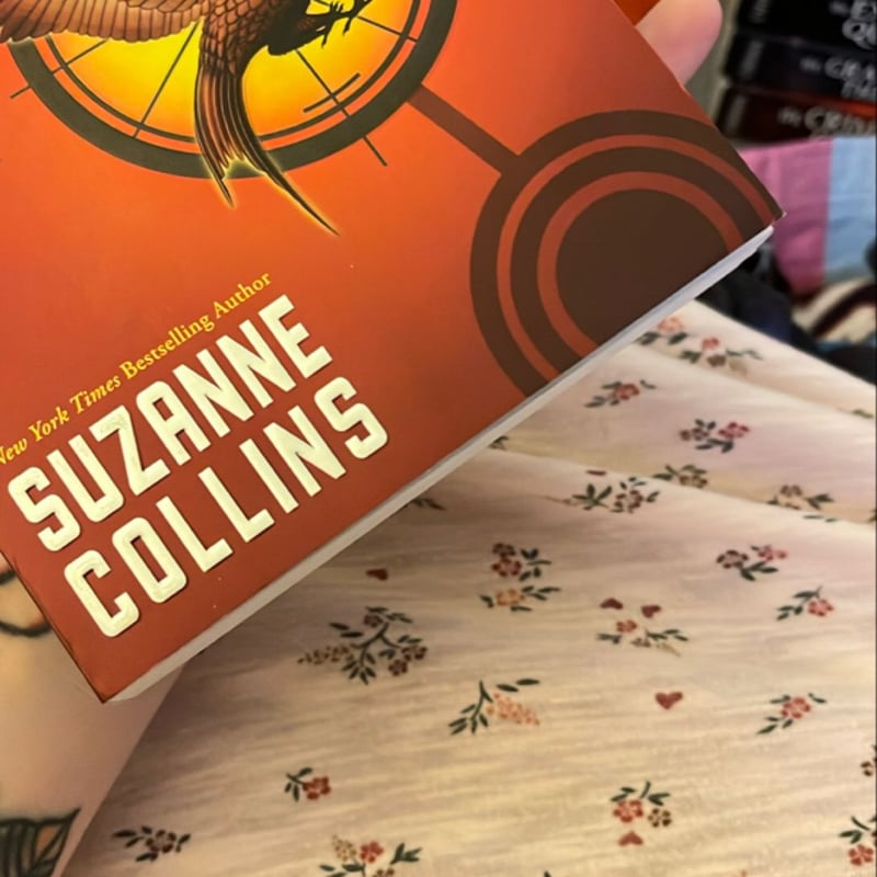 Catching Fire by Suzanne Collins, Paperback | Pangobooks