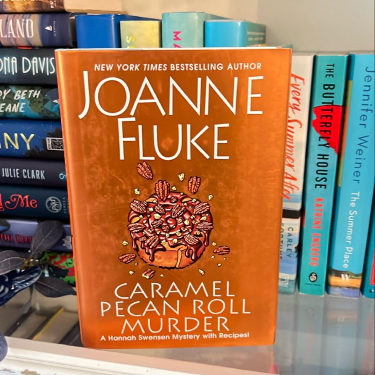 Caramel Pecan Roll Murder by Joanne Fluke, Hardcover | Pangobooks